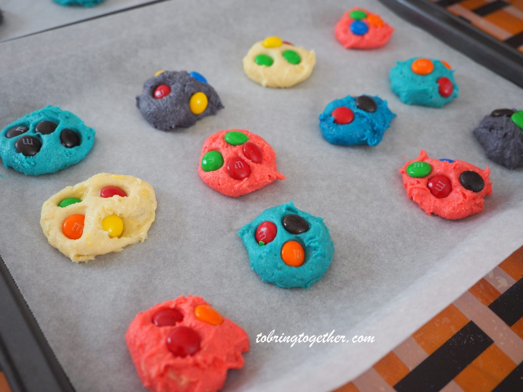 R for rainbow cookie