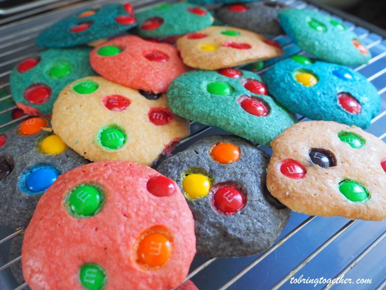 R for rainbow cookie